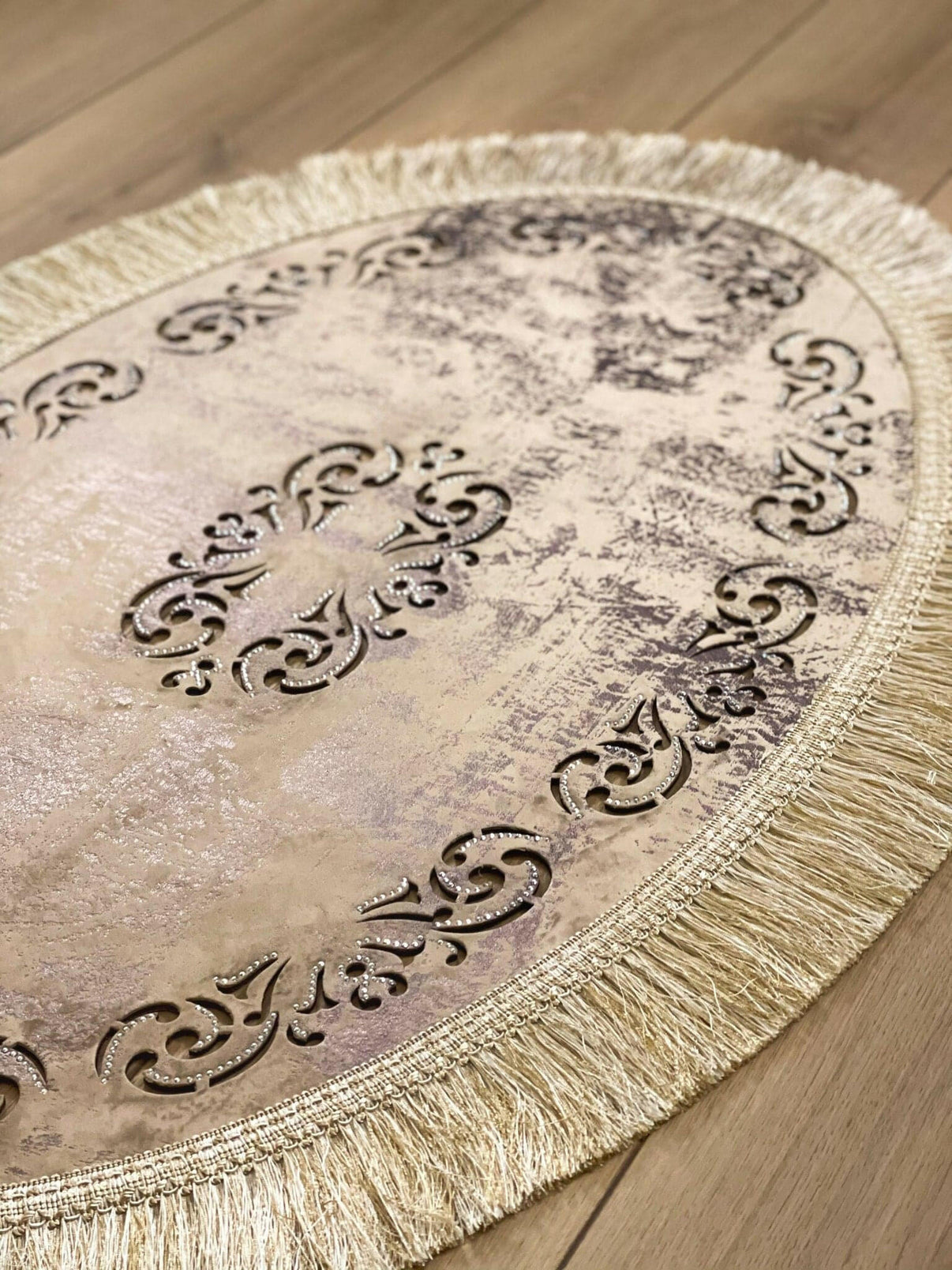 Melda Oval Velvet Rug - Chic Oriental Cut Through Design with Tassels