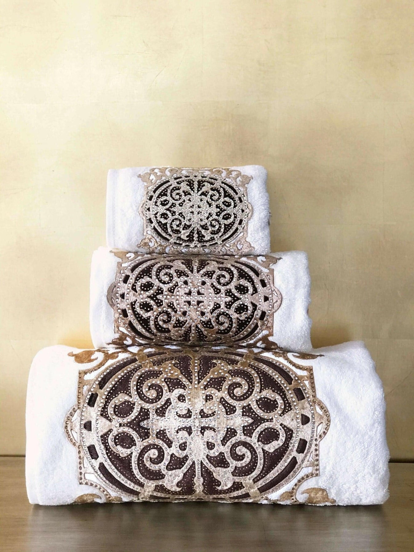 Ruya Royal Style Velvet Appliqués 3 Piece Elegant Luxury Towel Set