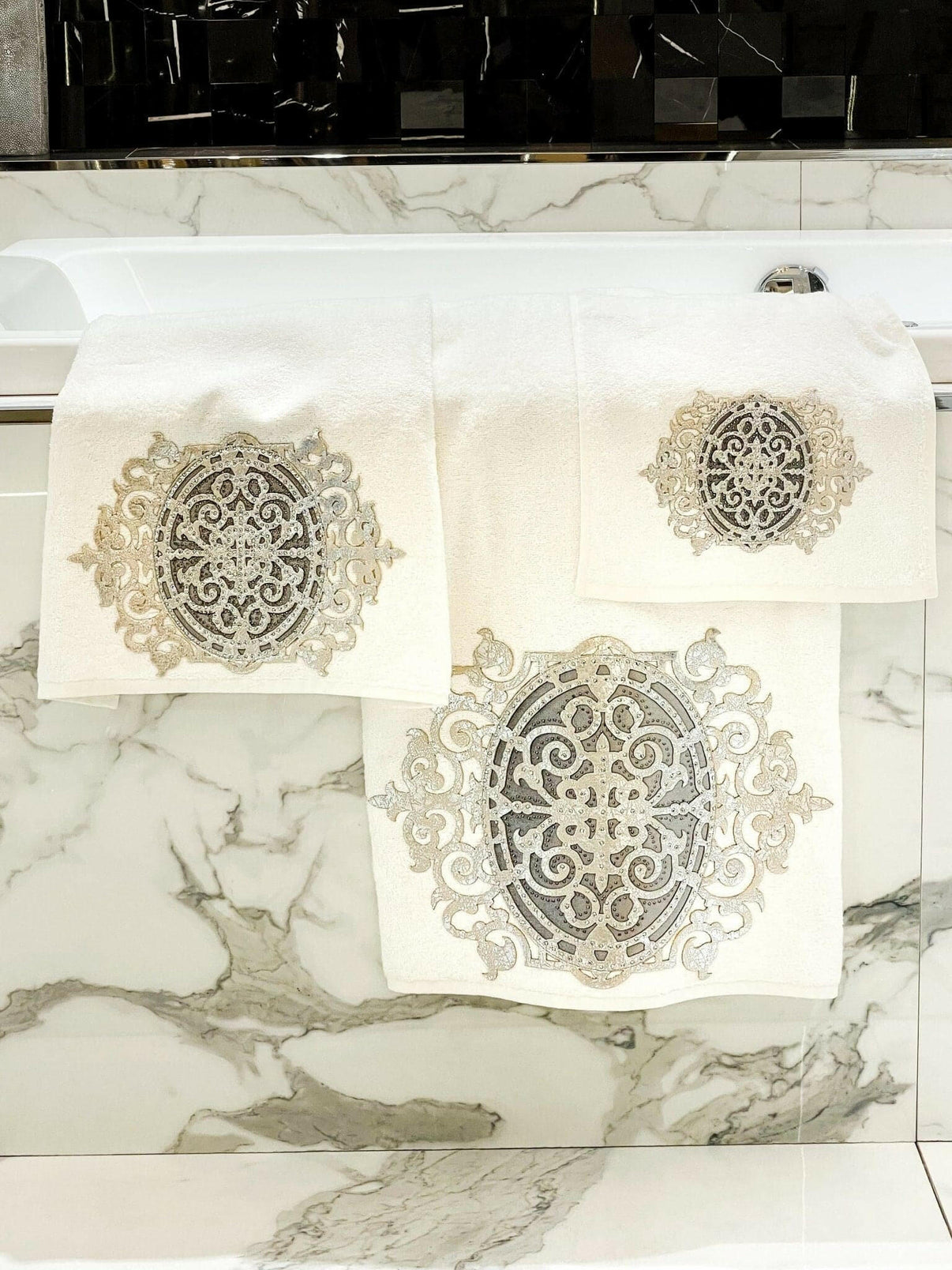 Ruya Royal Style Velvet Appliqués 3 Piece Elegant Luxury Towel Set
