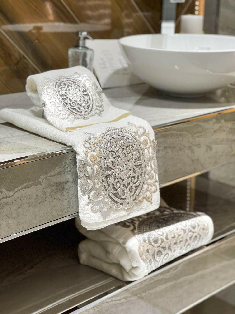 Ruya Royal Style Velvet Appliqués 3 Piece Elegant Luxury Towel Set